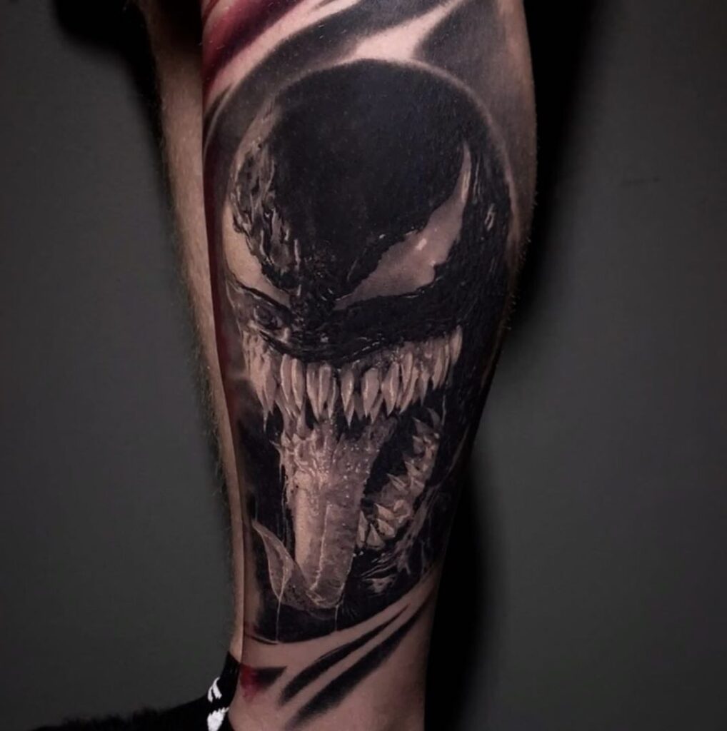 Tetování portrét z filmů a pohádek, Venom, Marvel na holeň | Tetovani.cz
