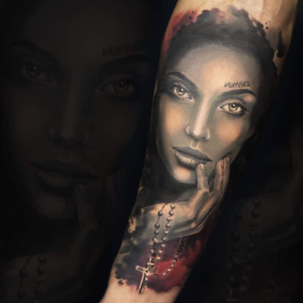 Tetování portrét ženy, růženec a ruce na předloktí | Tetovani.cz