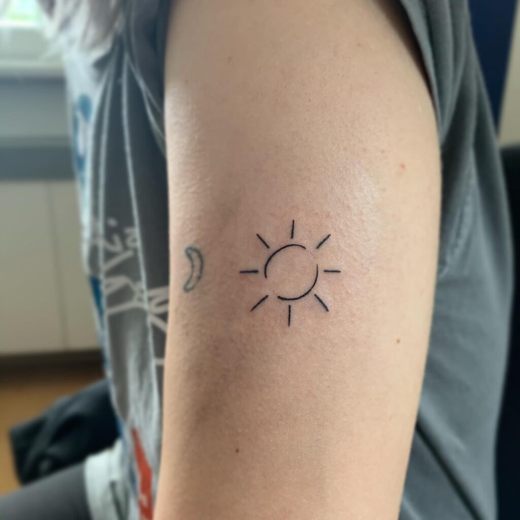 Tetování symbol slunce na rameno | Tetovani.cz