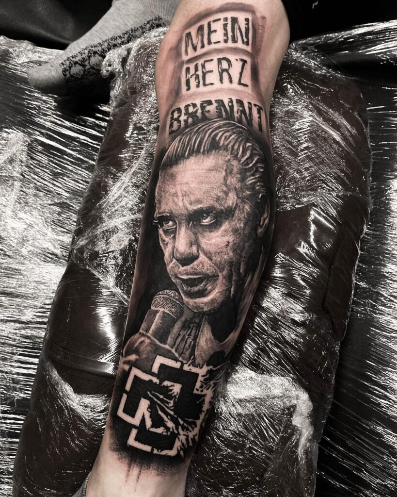 Tetování osobnost Till Lindemann ze skupiny Rammstein, nápisy na ...