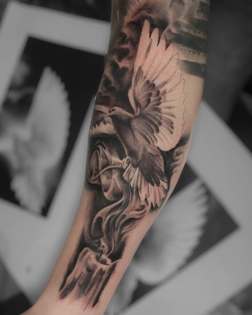 Tetování ptáci, holubice a znaky a symboly, svíčka na předloktí ...