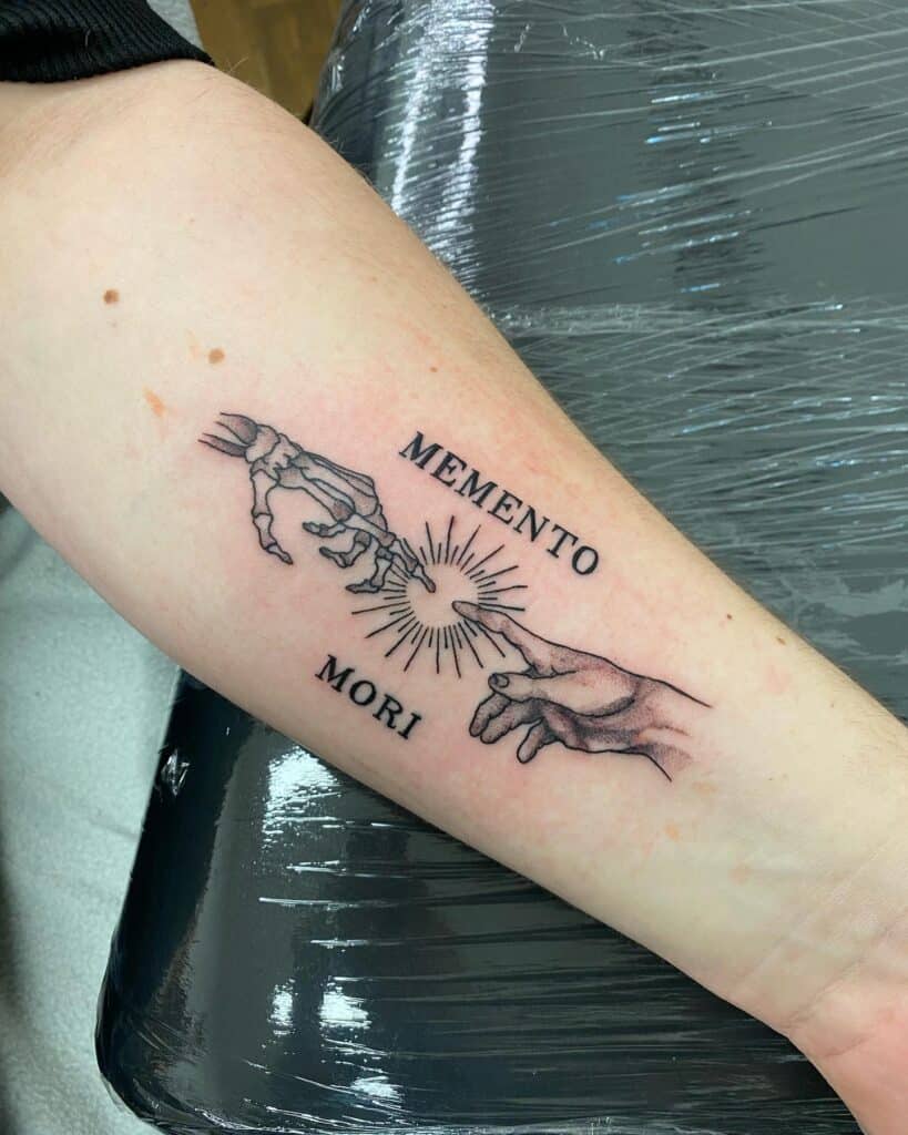 Tetování ruce, slunce a nápis na předloktí | Tetovani.cz