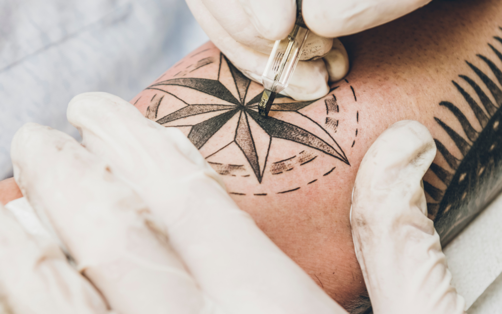 Význam tetování kompasu: Symbol správné cesty ️ | Tetovani.cz
