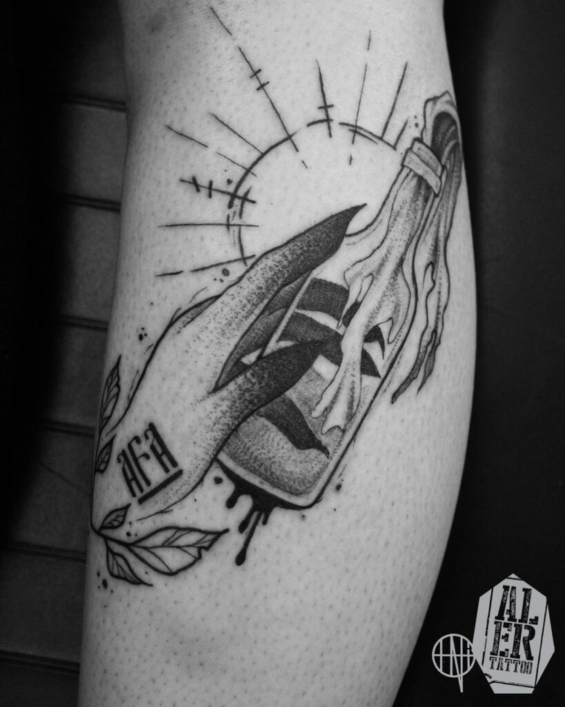 Tetování ruka na lýtku | Tetovani.cz