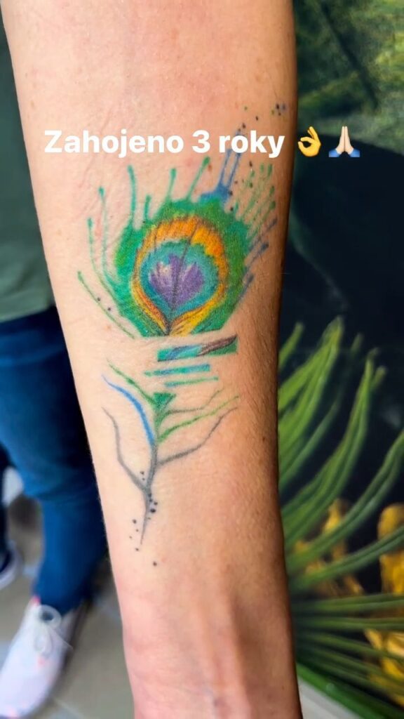 Tetování znaky a symboly, paví pírko na předloktí | Tetovani.cz