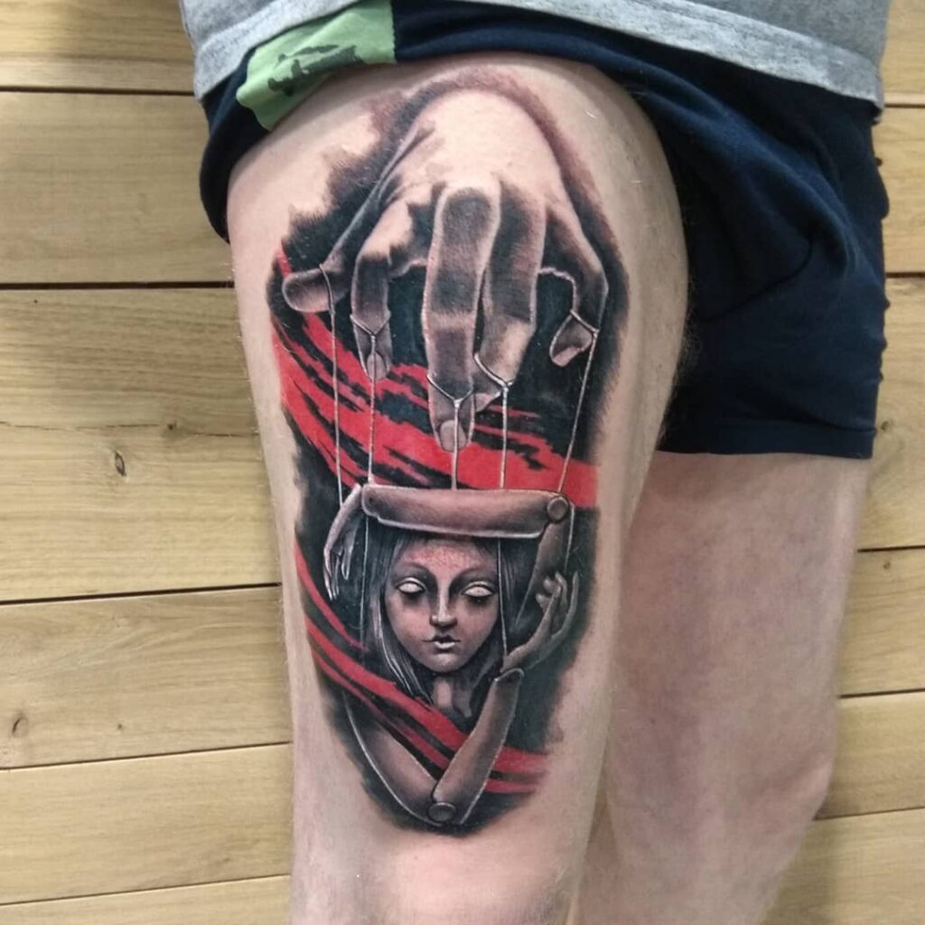 Tetování loutka s rukou na stehně | Tetovani.cz