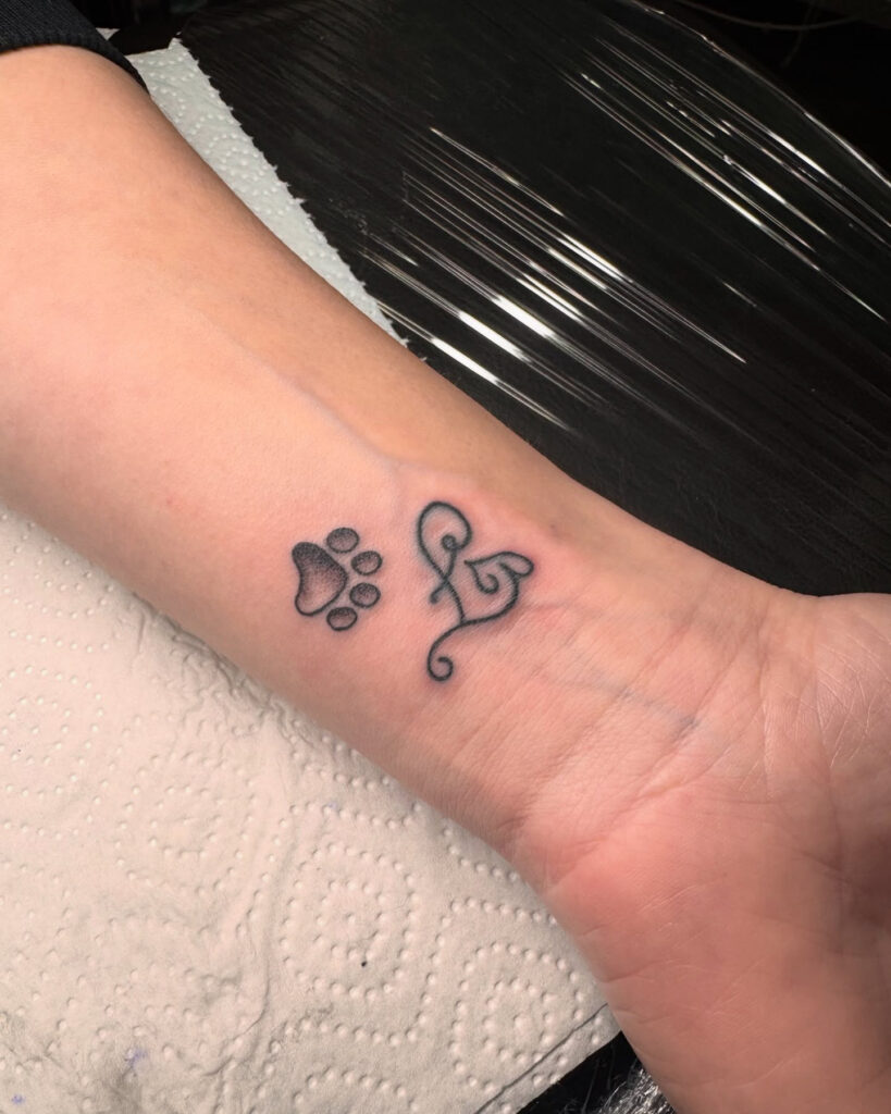 Tetování znaky a symboly, psí tlapka a srdce na předloktí | Tetovani.cz
