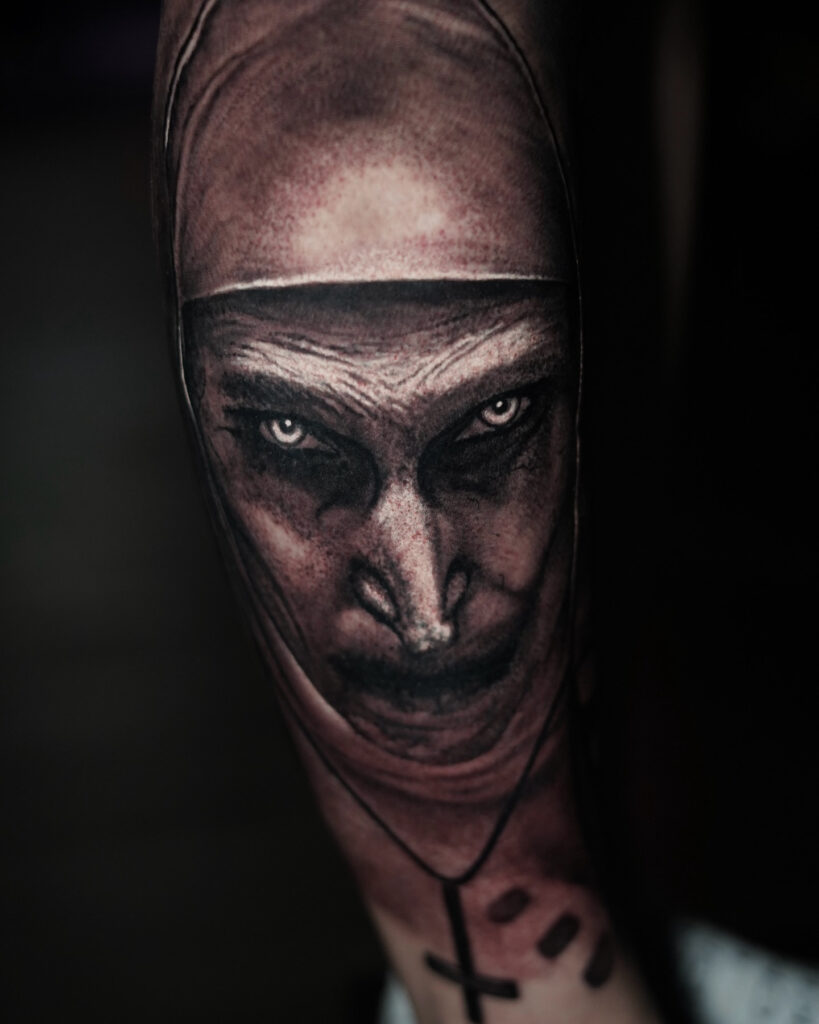 Tetování portrét z filmů a pohádek na lýtku | Tetovani.cz