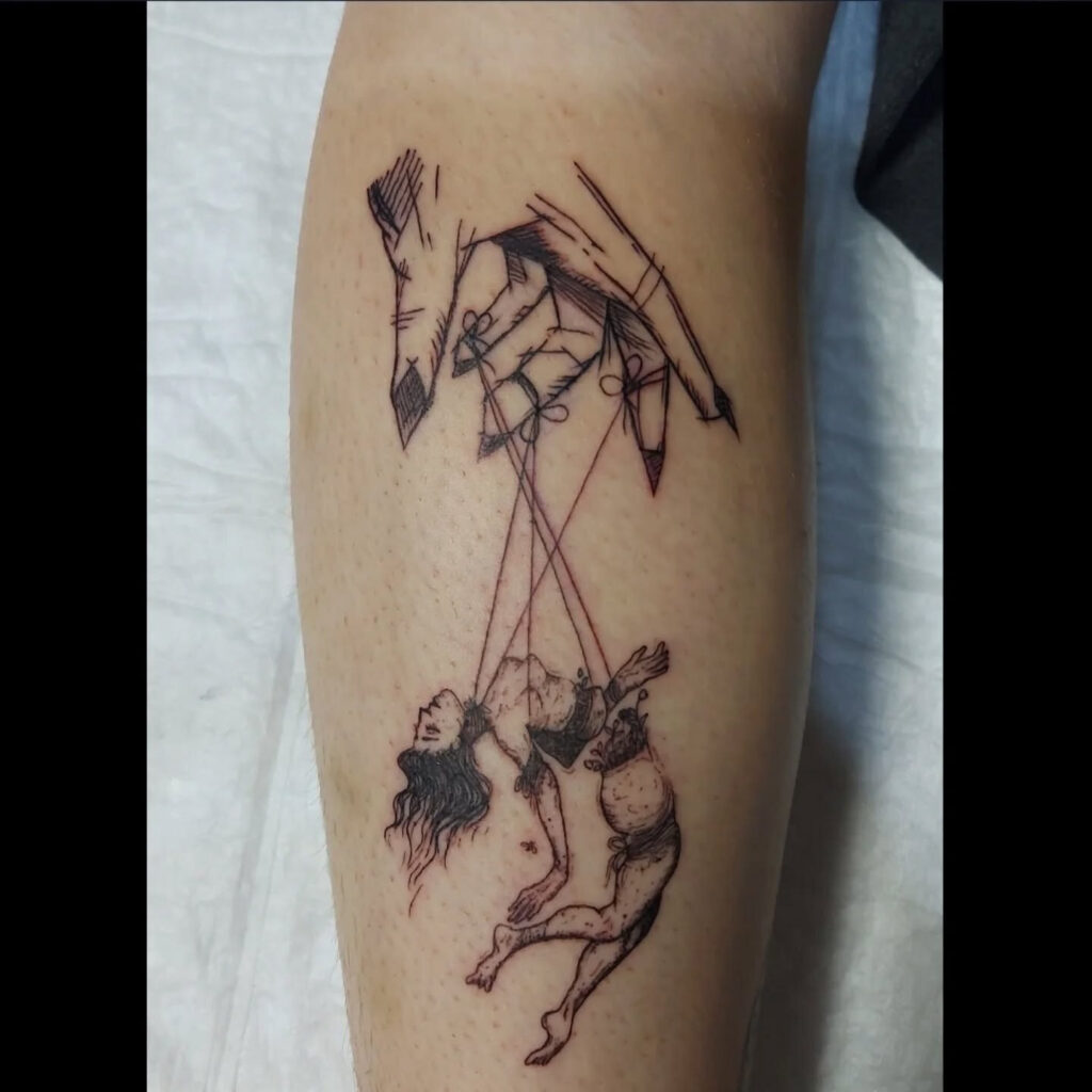 Tetování ruka a loutka žena na lýtku | Tetovani.cz